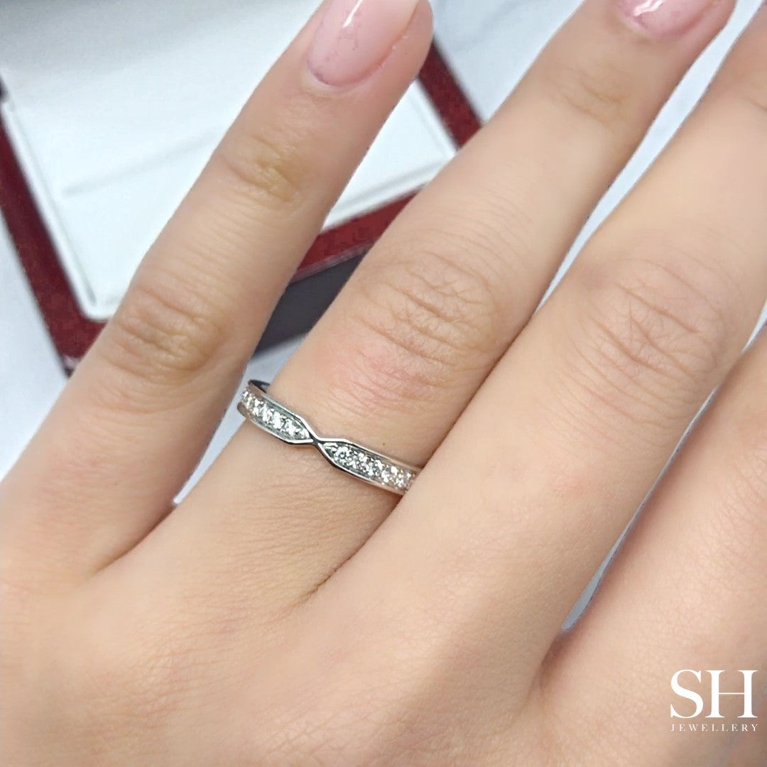 Medium width pinched centre grain set band | SH Jewellery